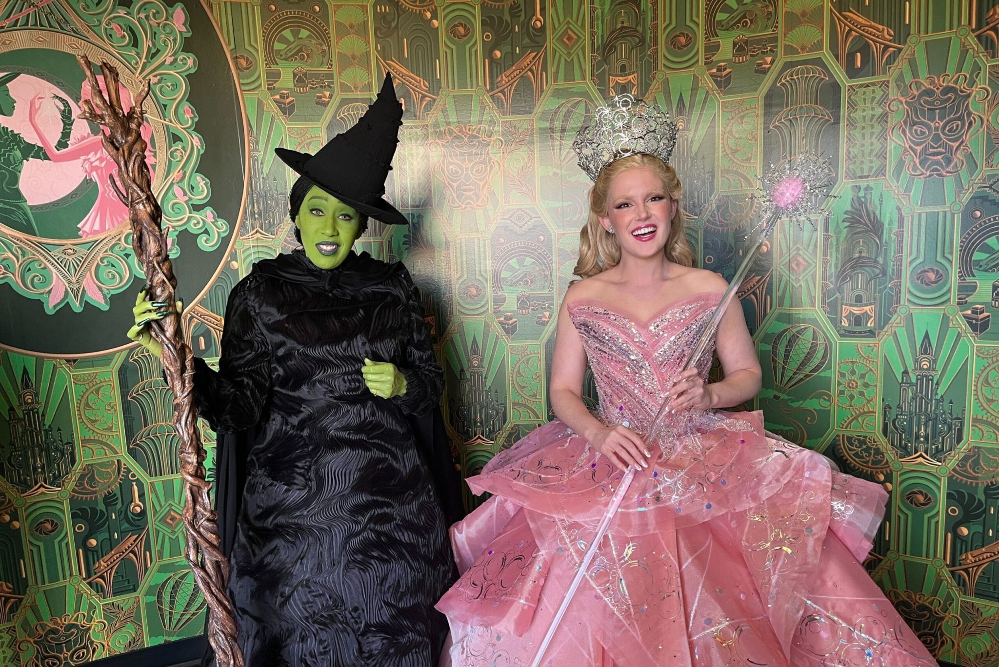 Universal Orlando busca atrizes para interpretar Glinda e Elphaba nos ...