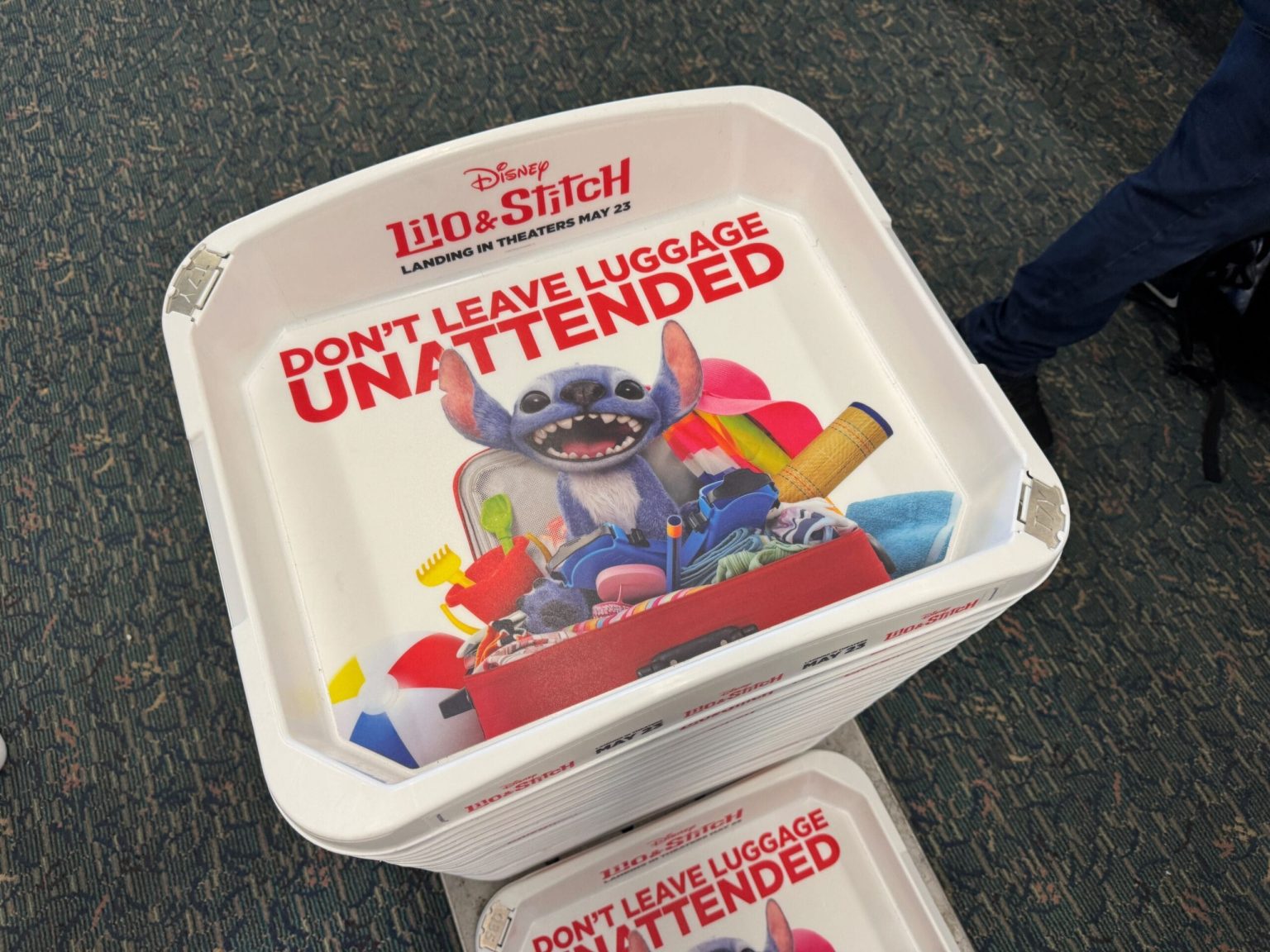 Stitch invade o Aeroporto de Orlando! Novas bandejas da Segurança ...